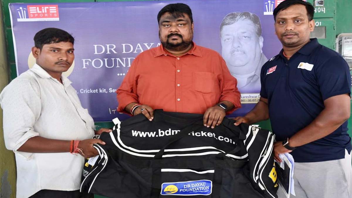 डॉ दयाल फाउंडेशन ने क्रिकेटरों को किट देकर किया सम्मानित